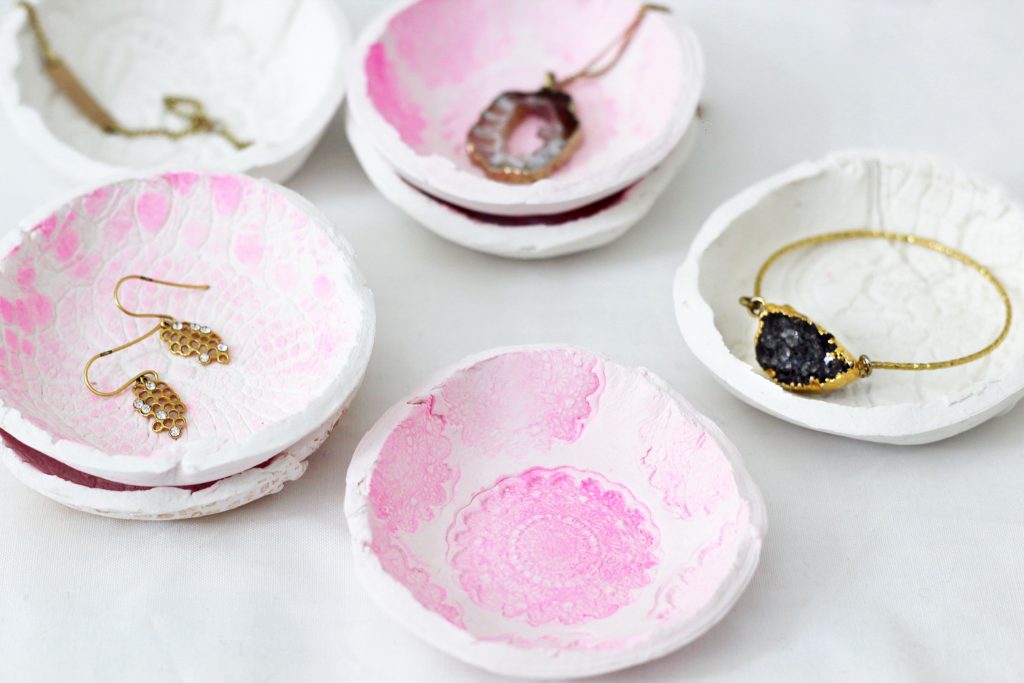 Schalen aus Modelliermasse selber machen: DIY Schmuckaufbewahrung